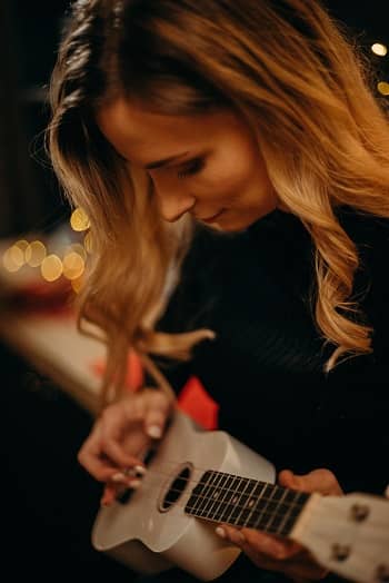 How to play E on Ukulele - Orelia Tune